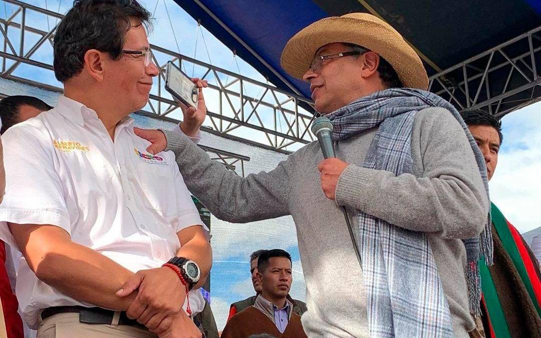 Siguen pidiéndole la renuncia a Álex Flórez, de llegar a hacerlo ¿quién ...