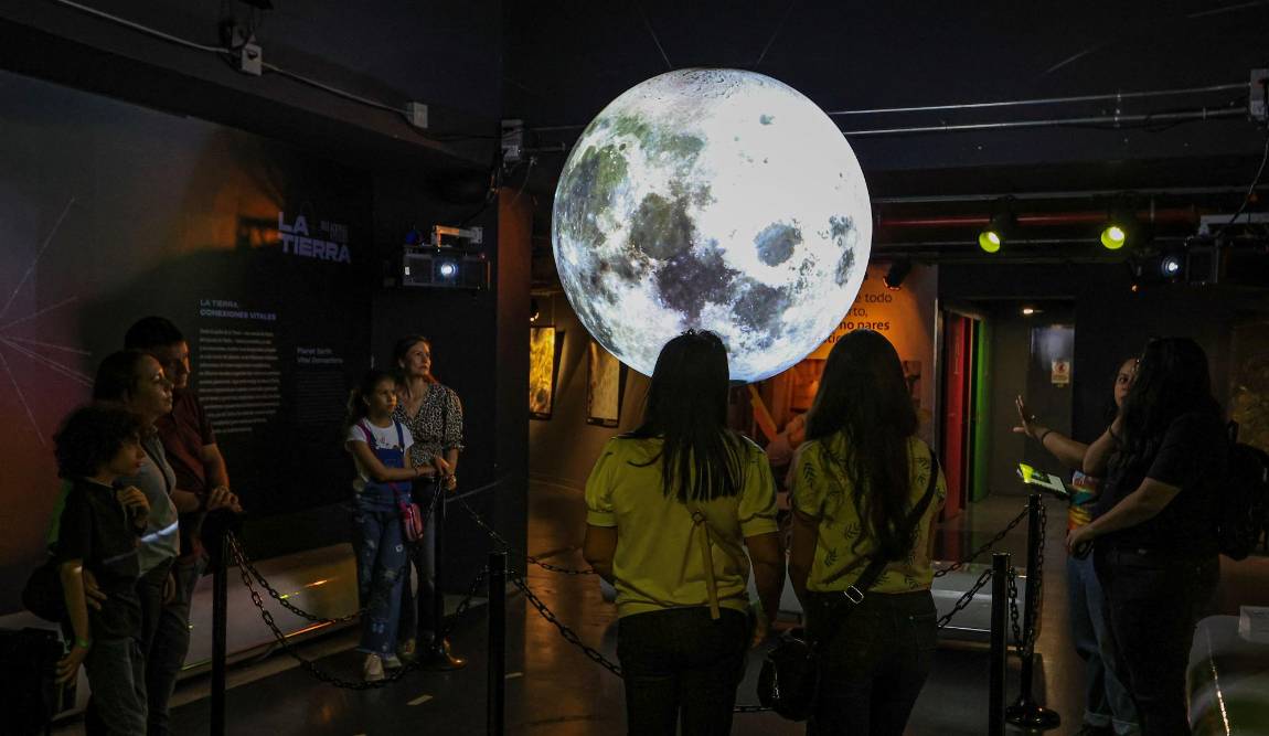 En imágenes | Science on a Sphere, la nueva experiencia para visitar en el Planetario de Medellín