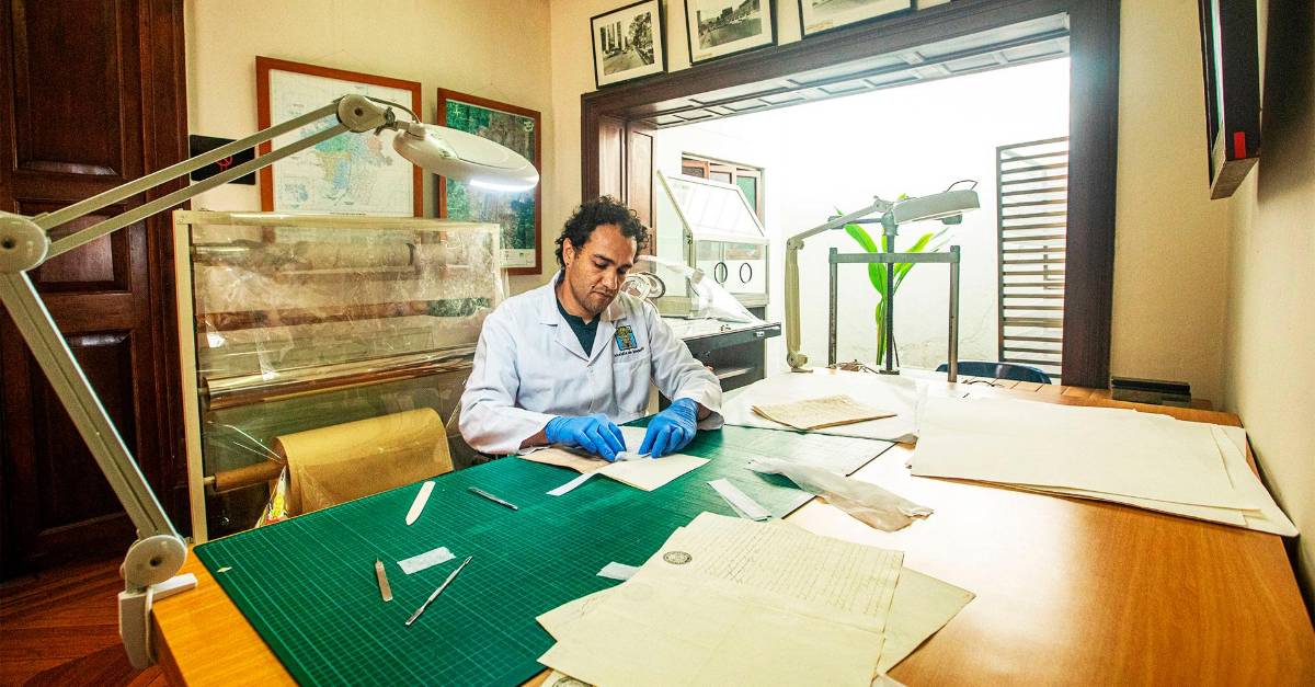 El estudio de Felipe Vargas, restaurador de archivos El estudio de Felipe Vargas, restaurador de archivos