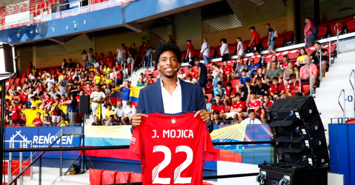 El colombiano Johan Mojica hizo su presentación como nuevo jugador del ...