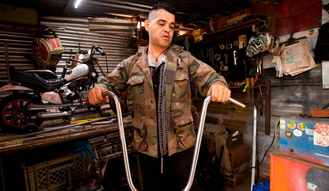 En imágenes | Jairo es un héroe anónimo que ayuda a cumplir el sueño de personas con movilidad ...