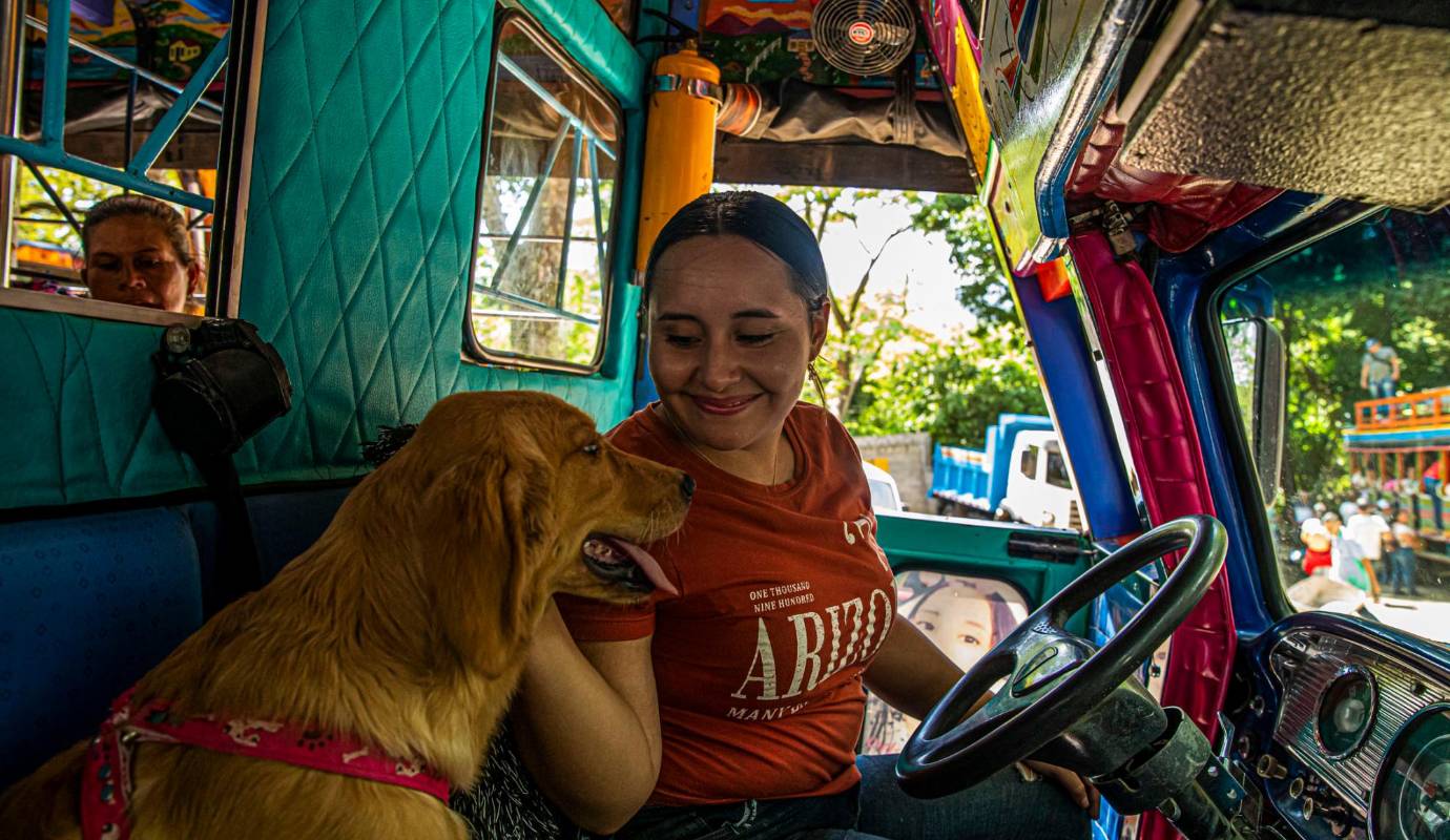 En imágenes | Michelle Pino es la conductora de chiva más joven en ...