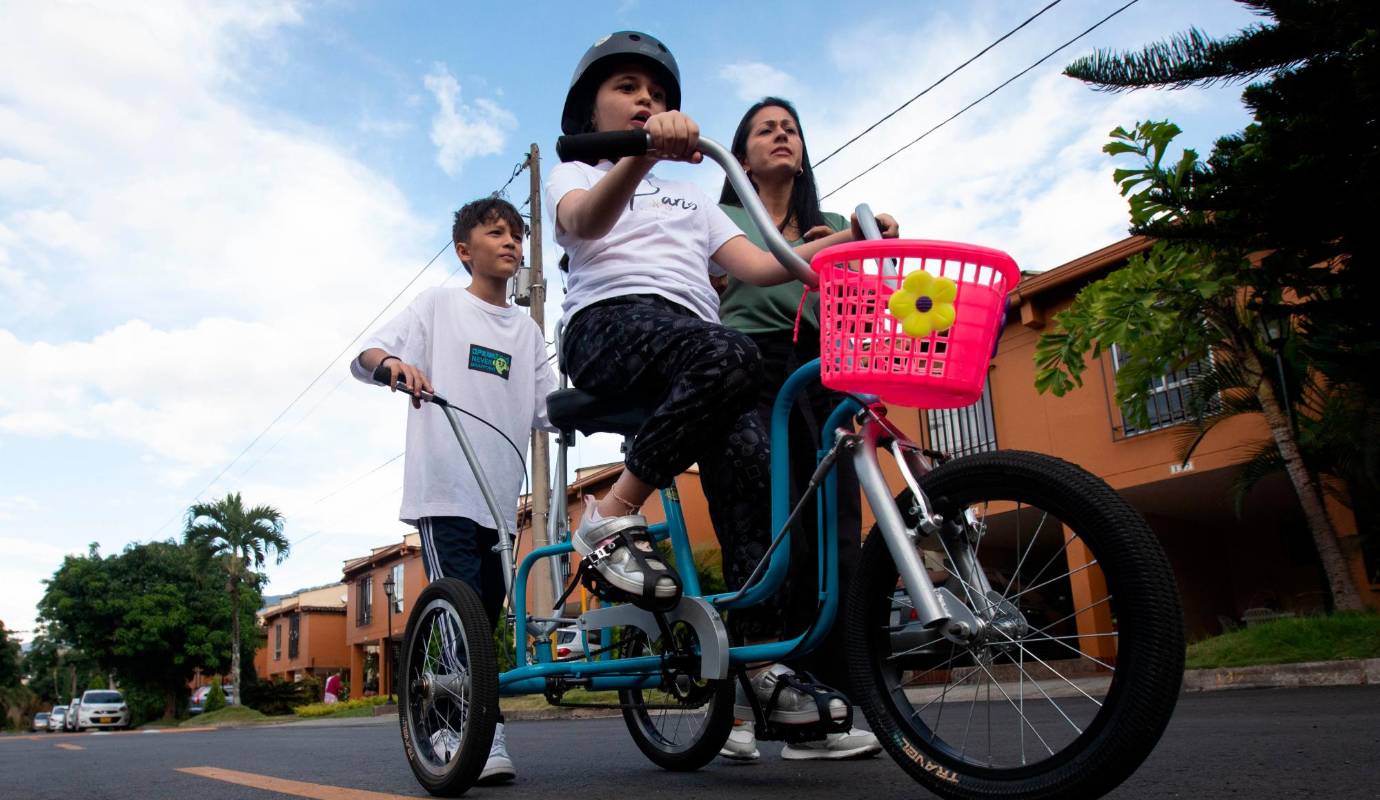En imágenes | Jairo es un héroe anónimo que ayuda a cumplir el sueño de personas con movilidad ...