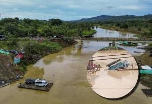 Camión cayó al río San Juan, en Urabá, mientras se montaba a un ...