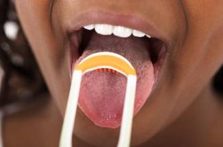 Rasparse la lengua: ¿aporta beneficios a su salud oral?