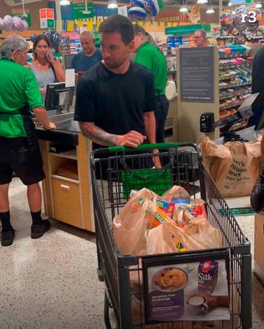 En chanclas y pantaloneta: Messi salió a hacer mercado en Miami y fue ...
