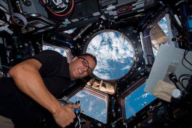 Geólogo, marino y profesor: un hombre de origen latino es el nuevo jefe de astronautas de la NASA