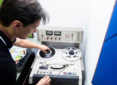 Los 90 años de Discos Fuentes y cinco objetos que hacen parte de la ...