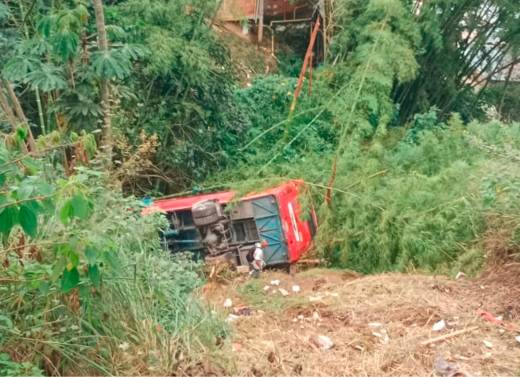 Video | Bus se fue a un abismo en la vía Medellín-Santa Elena; hay 12 ...