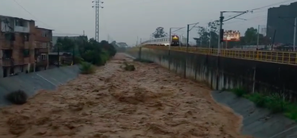 Así de crecido está el río Medellín por causa de las lluvias que ...