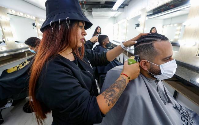 En imágenes, mujeres barberas ganan espacio en este mercado laboral