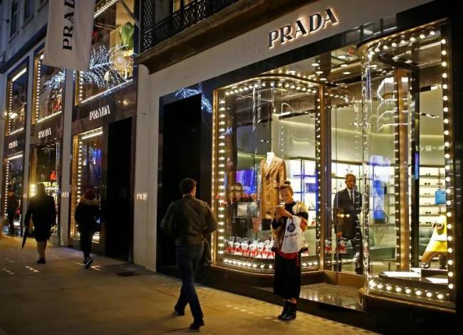 ¡Bombazo en la moda! Prada está a punto de comprar Versace por 1.600 ...