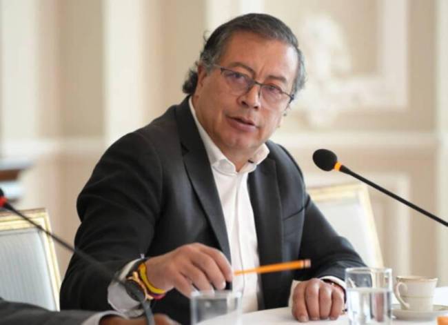 Gustavo Petro aclaró que estuvo en la Fundación Santa Fe de Bogotá ...