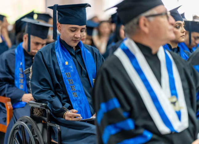 Ejemplo de resiliencia: joven que sobrevivió a caída desde un noveno piso en Miami se graduó en ...