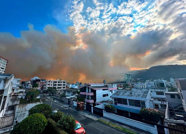 Videos | Arde Quito: las llamas y el humo de cinco incendios forestales ...