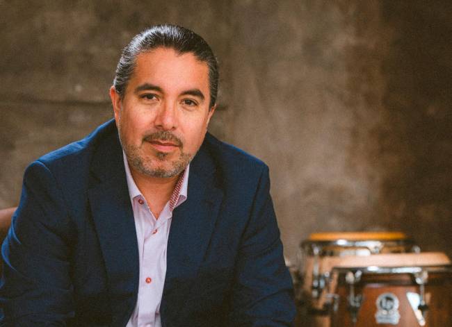 Samuel Torres trae todo el poder de la percusión latina a la música ...