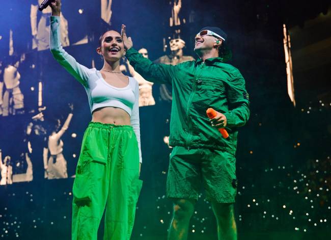 Mariana, la rockera que se convirtió en corista de la gira de su primo Feid