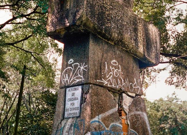 La decadencia política hecha arte: tres exposiciones de Pablo Mora para ...