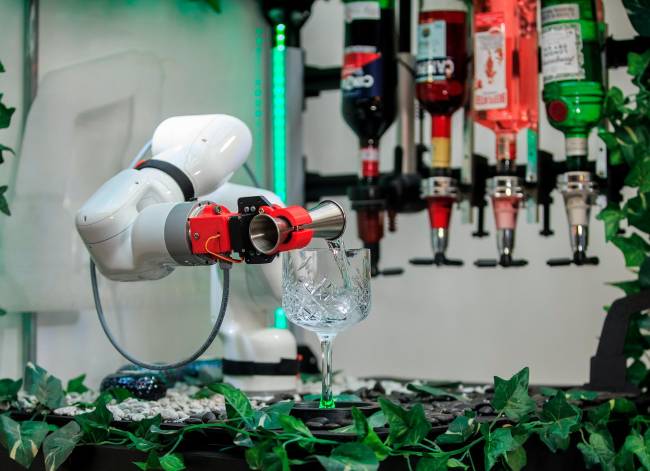 Así funciona Isaac, el primer robot bartender de Colombia