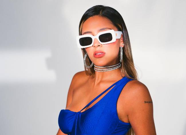 Abril, la primera artista en firmar con la disquera de Maluma, lanzó ...