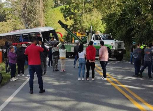 Cuatro personas resultaron heridas tras accidente de un bus de Coonorte ...