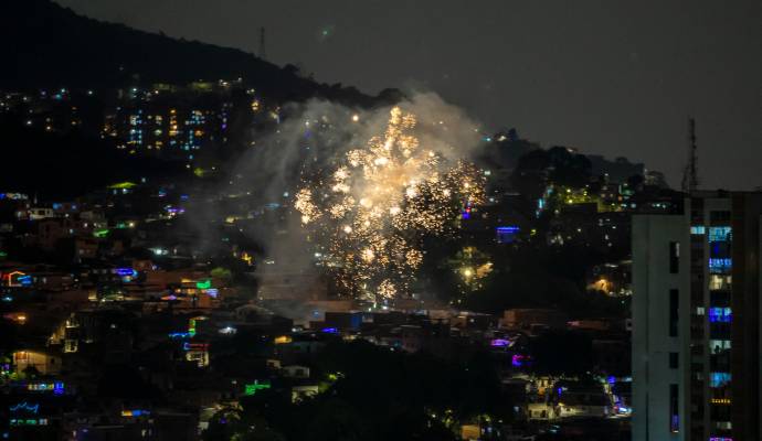 Ni lluvia ni controles frenaron la alborada en Medellín
