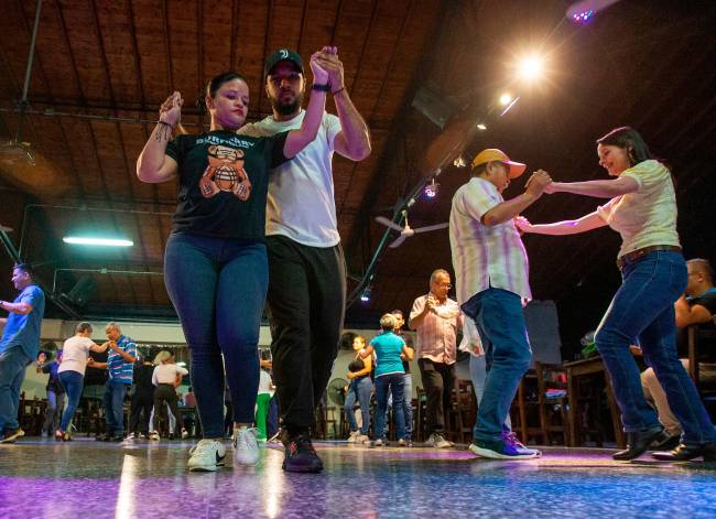 asi se baila el porro marcado en las academias de medellin