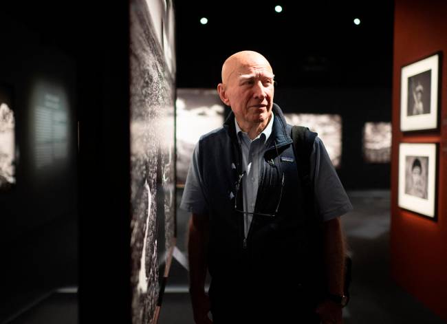 Sebastião Salgado, en una de sus últimas exposiciones en París. Su obra ...