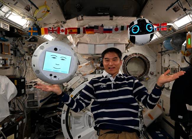 ¡Qué belleza! Robots controlados por IA juegan escondite en el espacio ...