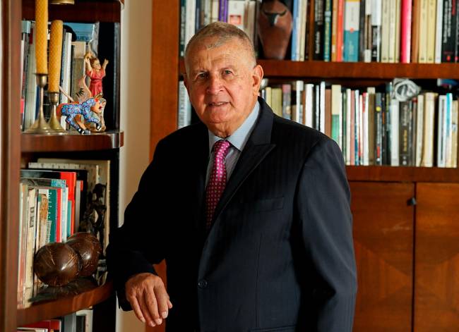 La novela de un escritor colombiano fue escogida como la mejor de las ...