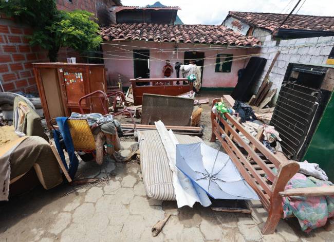 Derrumbes e inundaciones por lluvias tienen sitiados a 15 municipios de ...