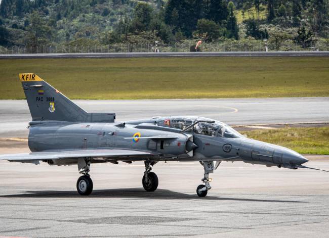 Así fue el sobrevuelo del avión K-FIR por los cielos de Medellín y ...