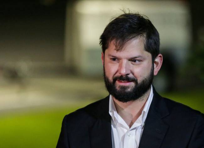 Gabriel Boric, presidente de Chile, enfrenta una denuncia por acoso sexual