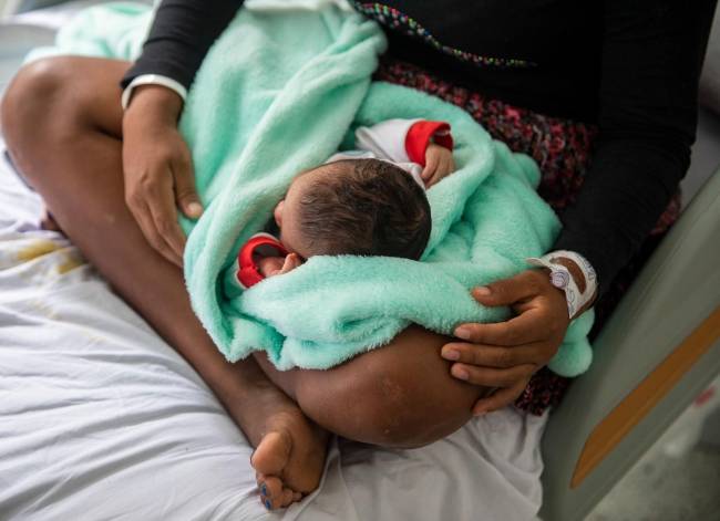 Nacimientos de bebés siguen cayendo en cifras históricas: se han ...