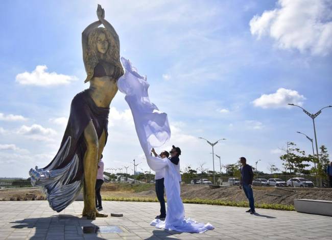 ¡Shakira, monumental! Develaron estatua de la artista en Barranquilla ...