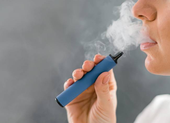 Vaper: riesgosa sustancia “sin ley” que más consumen los jóvenes