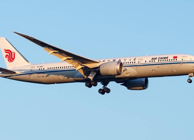 El insólito momento en el que una pasajera de un avión abrió la puerta ...