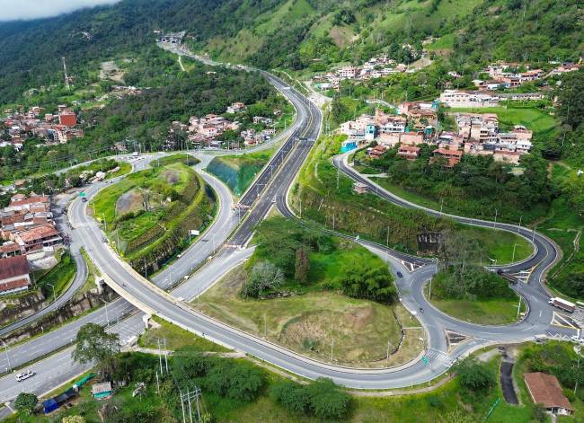 autopista pacifico 1 en antioquia esta parada por tramo de 400 metros