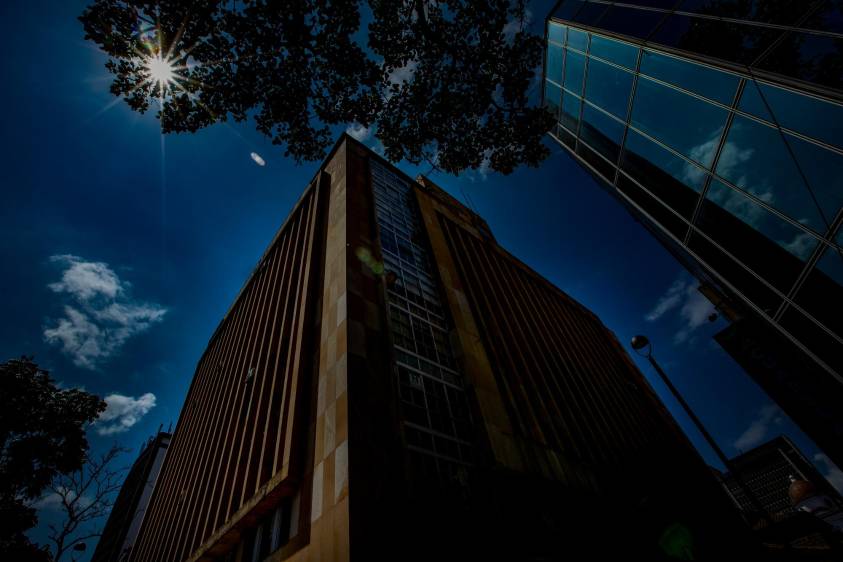 La magia de los edificios del Centro de Medellín en contra luz