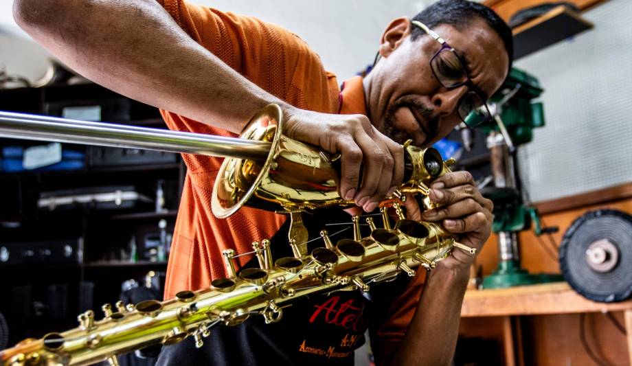 El oficio de lutier sigue vivo con Sergio Peña en Medellín