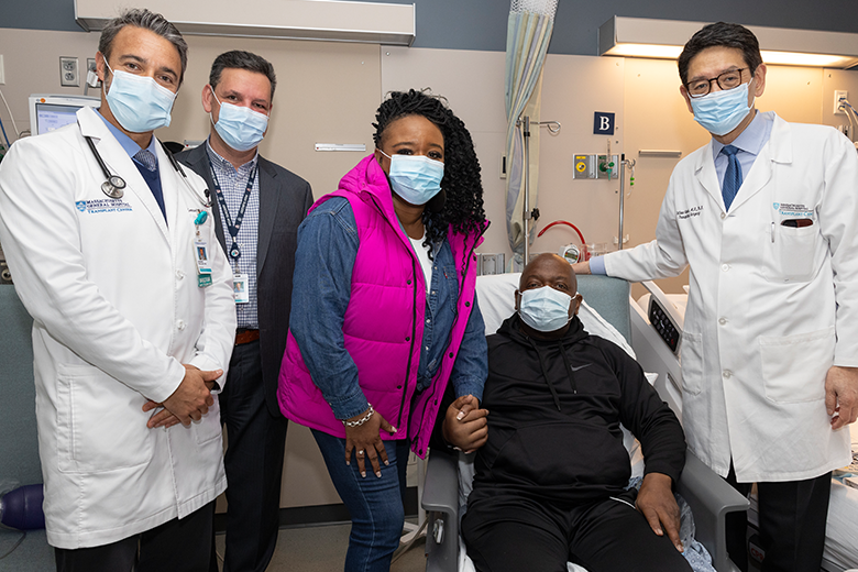 Fue dado de alta el primer hombre en recibir trasplante de un riñón de ...