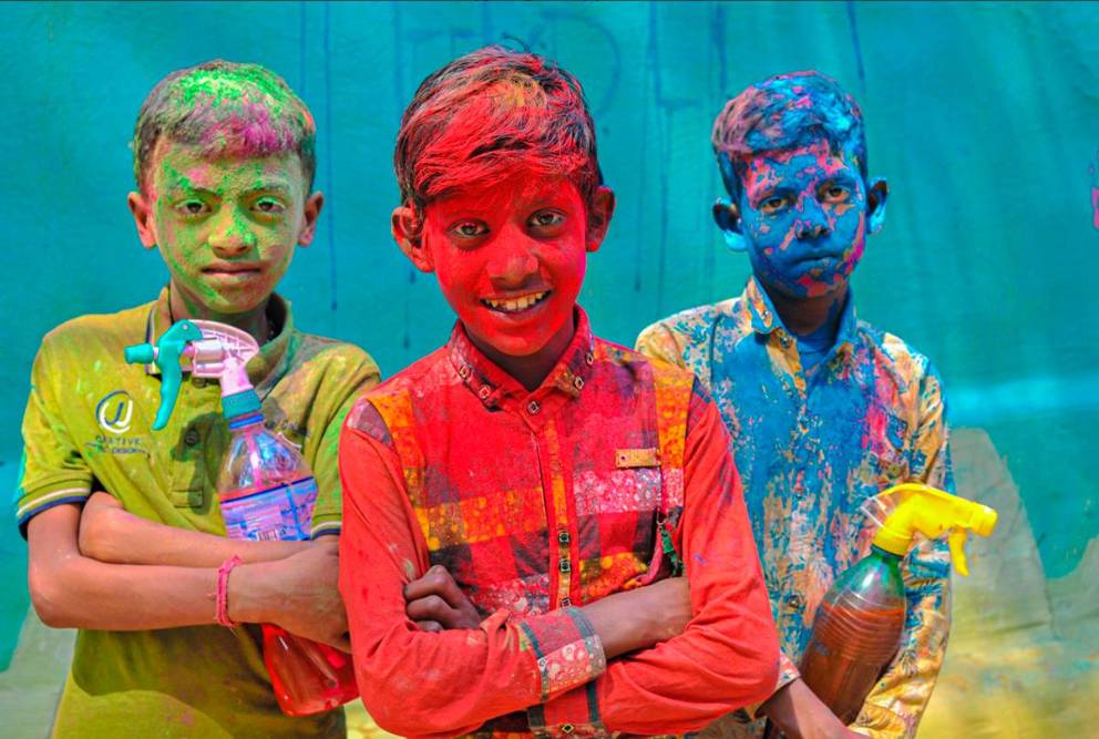 En fotos | Lanzándose polvos de colores brillantes los habitantes de La ...