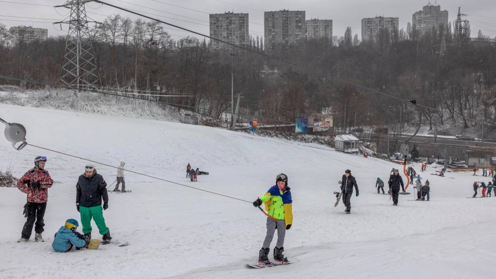 En Imágenes | Niños ucranianos se divierten desafiando la guerra y el frío