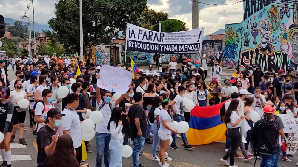 Así avanza la marcha pacifica con globos blancos desde Villa Hermosa
