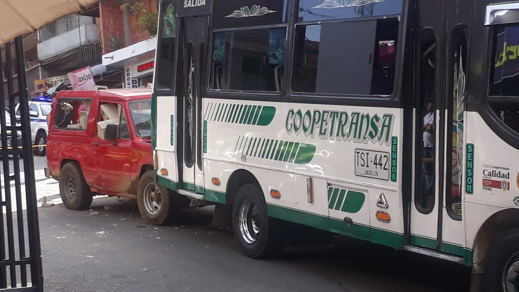 Un campero chocó con cinco vehículos y causó una muerte en Medellín