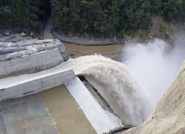 El agua del Cauca ya corre por el vertedero de Hidroituango