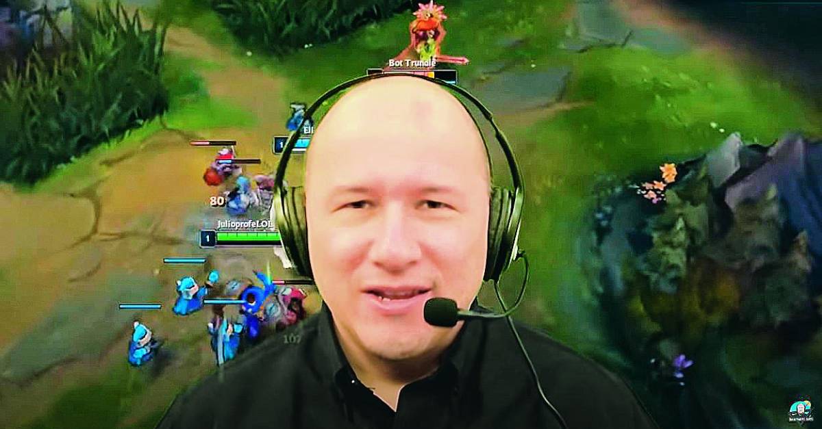 Julioprofe ahora es gamer de League of Legends