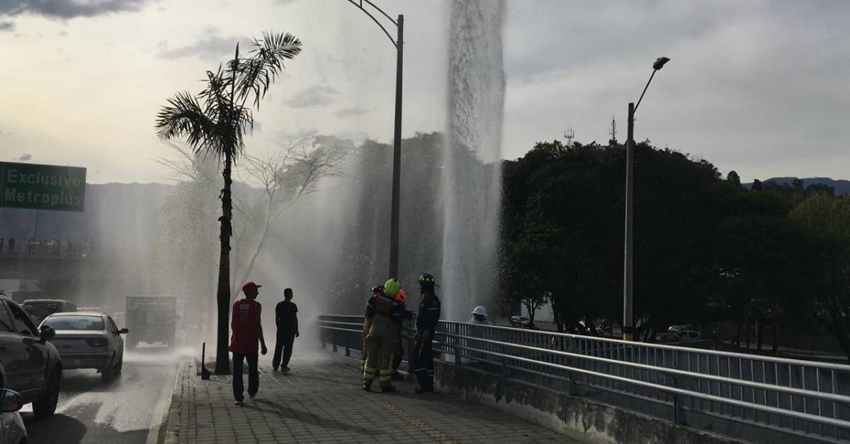 El enorme chorro que dejó explosión de tubería de agua en Industriales