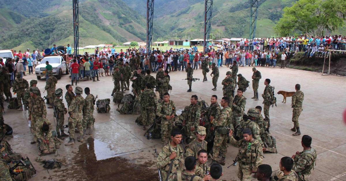 El Plateado, un pueblo que se resiste a la ley