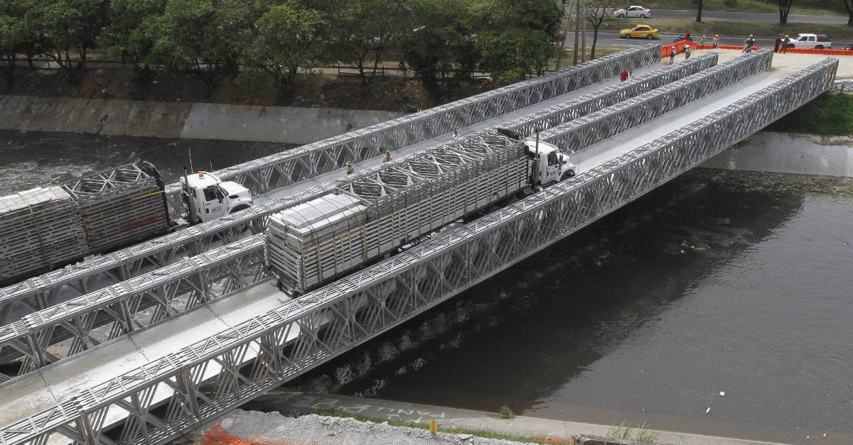 Someten a pruebas puentes sobre el río